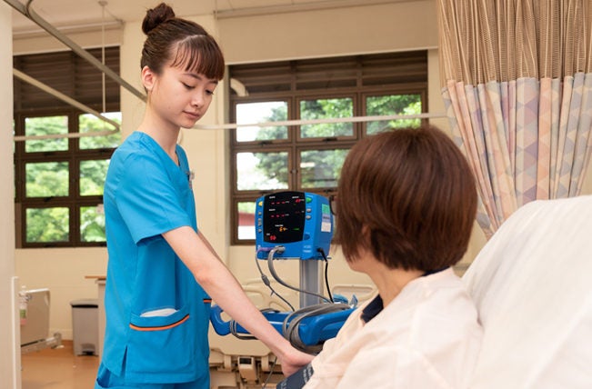 Hands-on learning boosts students’ feel for patient care